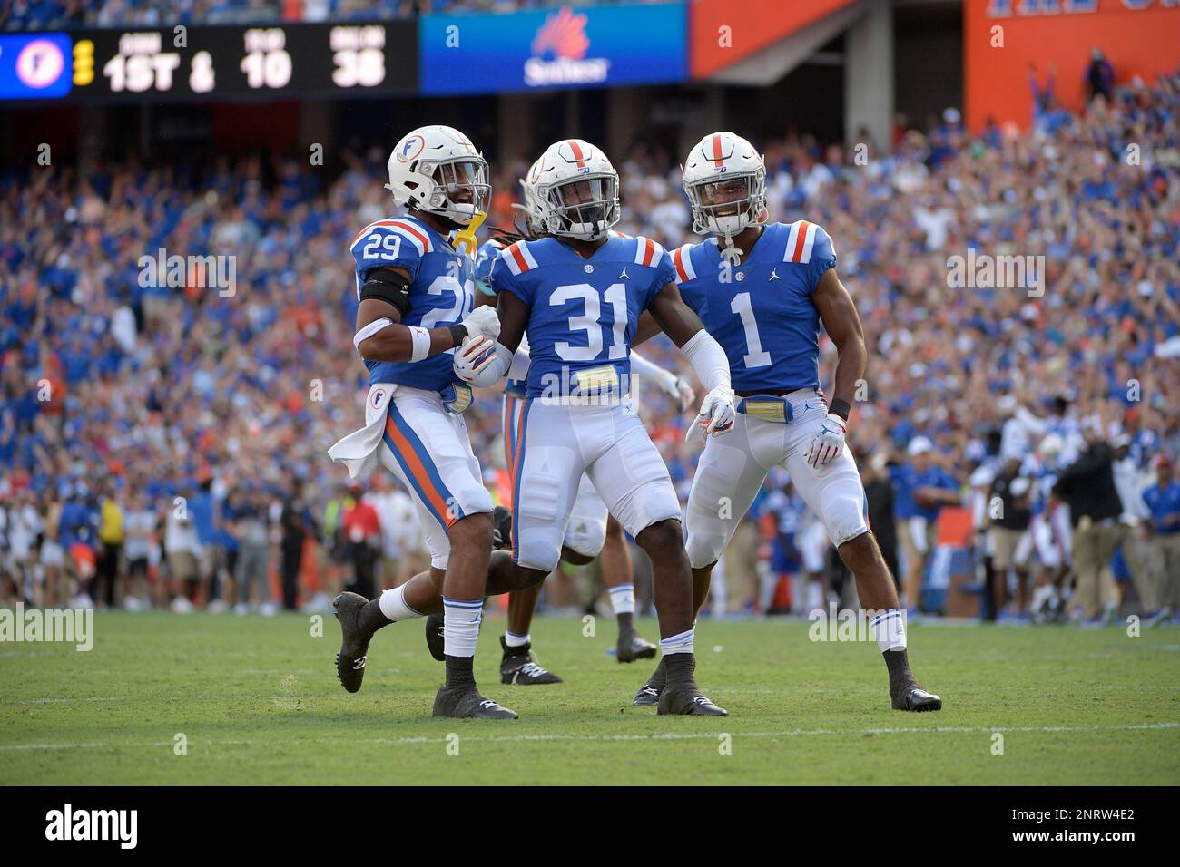 Florida defensive back Shawn Davis (31) is congratulated by defensive ...