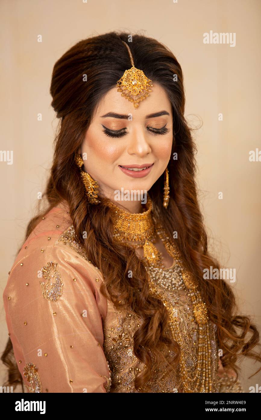 Indian bride dressed in traditional wedding clothes Stock Photo - Alamy