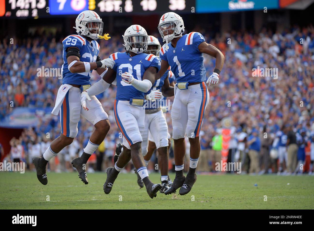 Florida defensive back Shawn Davis (31) is congratulated by defensive ...