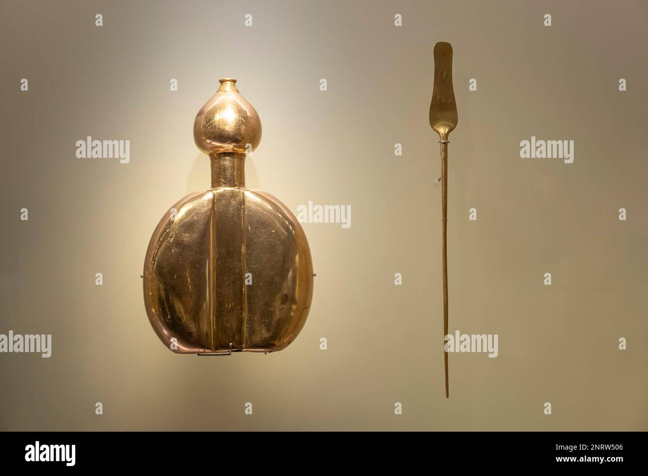 Poporo and stick, Pre-Columbian goldwork collection, Gold museum, Museo ...