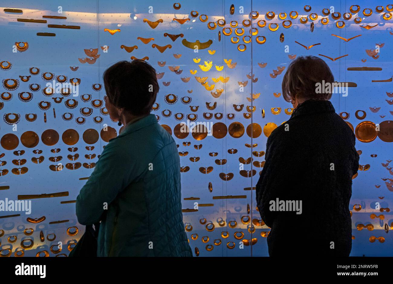 Visitors, Offering room, sala de la ofrenda, Gold artifacts on display ... Visitors, Offering room, sala de la ofrenda, Gold artifacts on display ...