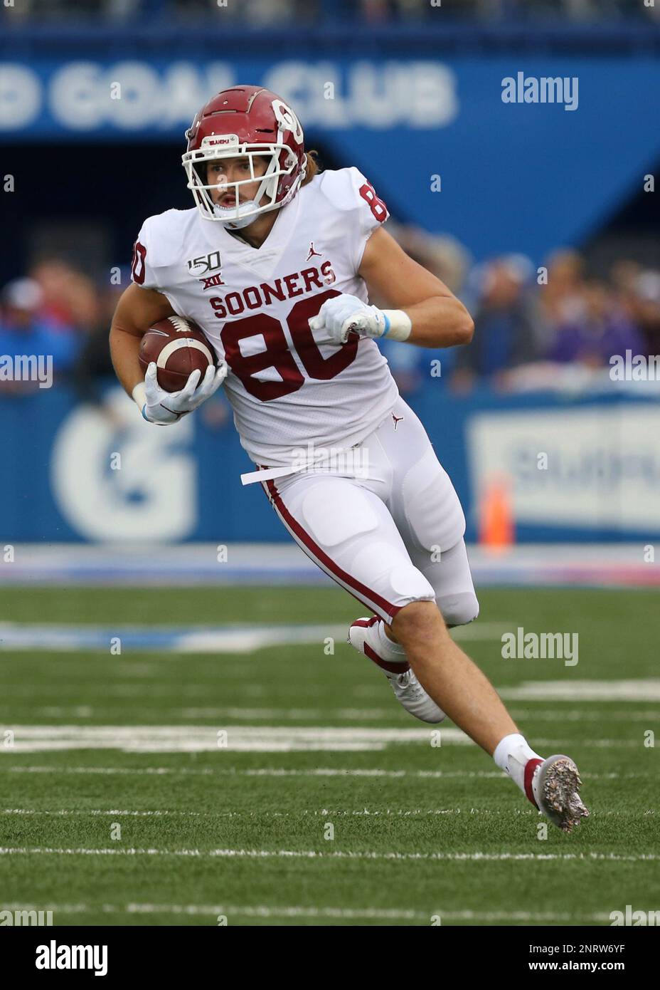 LAWRENCE, KS - OCTOBER 05: Oklahoma Sooners tight end Grant Calcaterra ...
