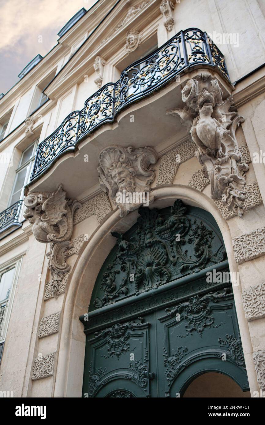 Facade of a classic building in Paris Stock Photo - Alamy