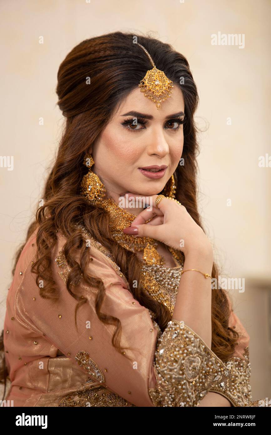 Indian bride dressed in traditional wedding clothes Stock Photo - Alamy
