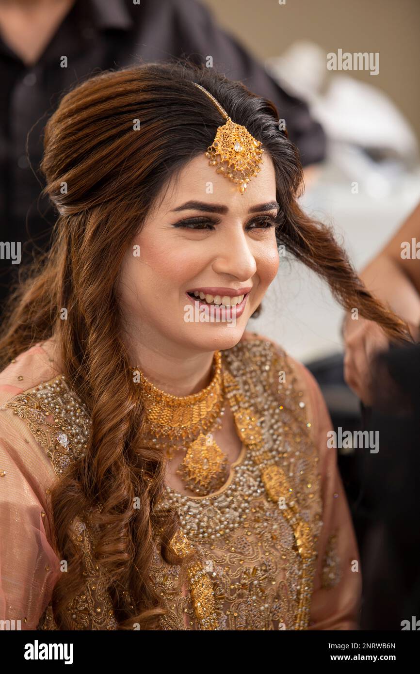 Indian bride dressed in traditional wedding clothes Stock Photo - Alamy