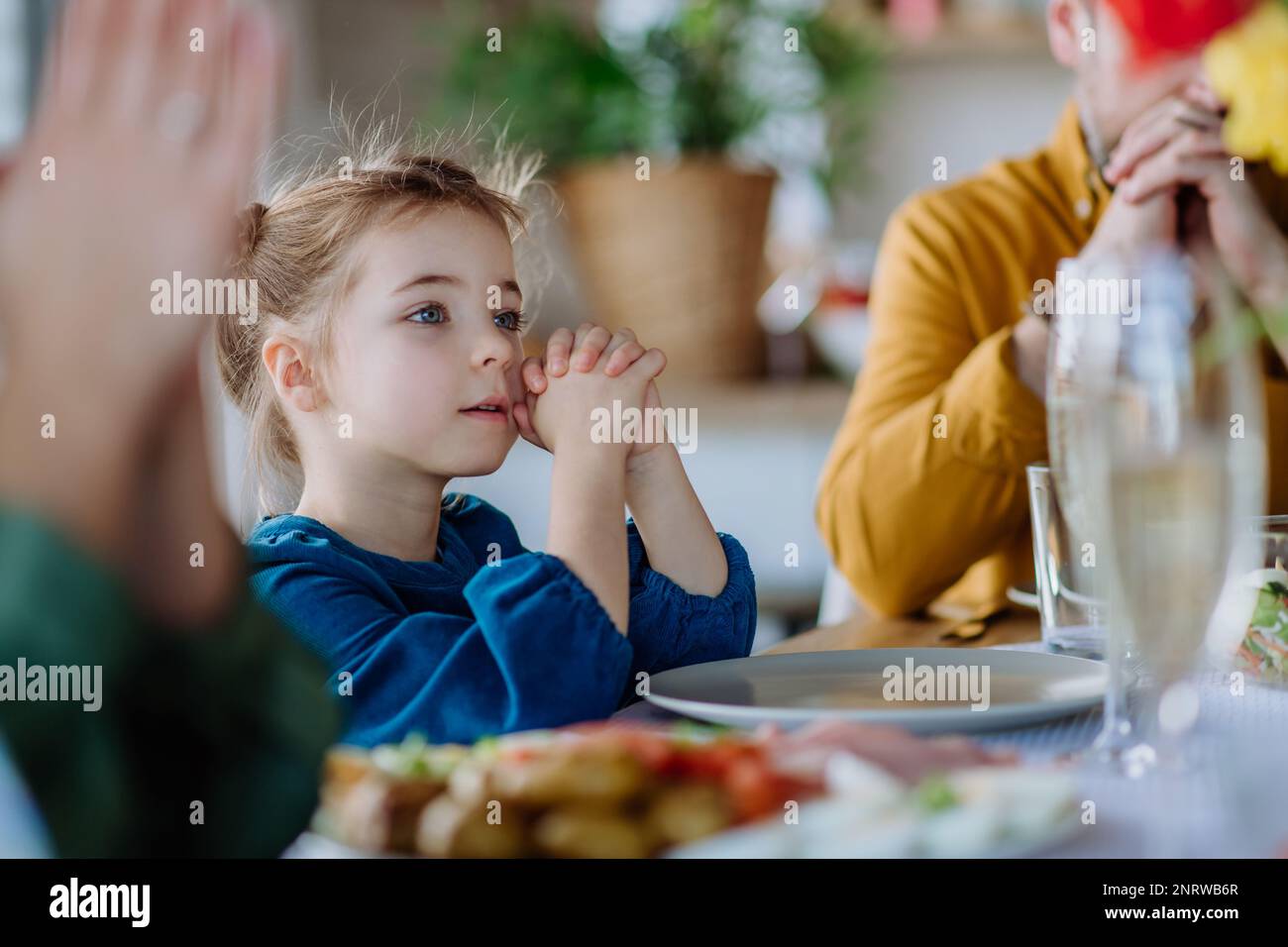 Family praying together meal dining hi-res stock photography and images ...