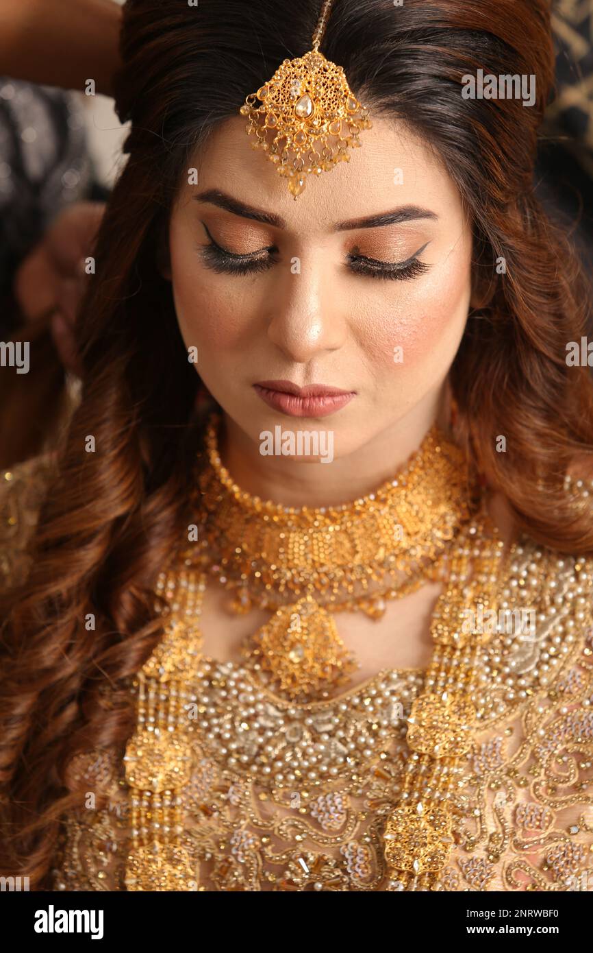 Indian bride dressed in traditional wedding clothes Stock Photo - Alamy