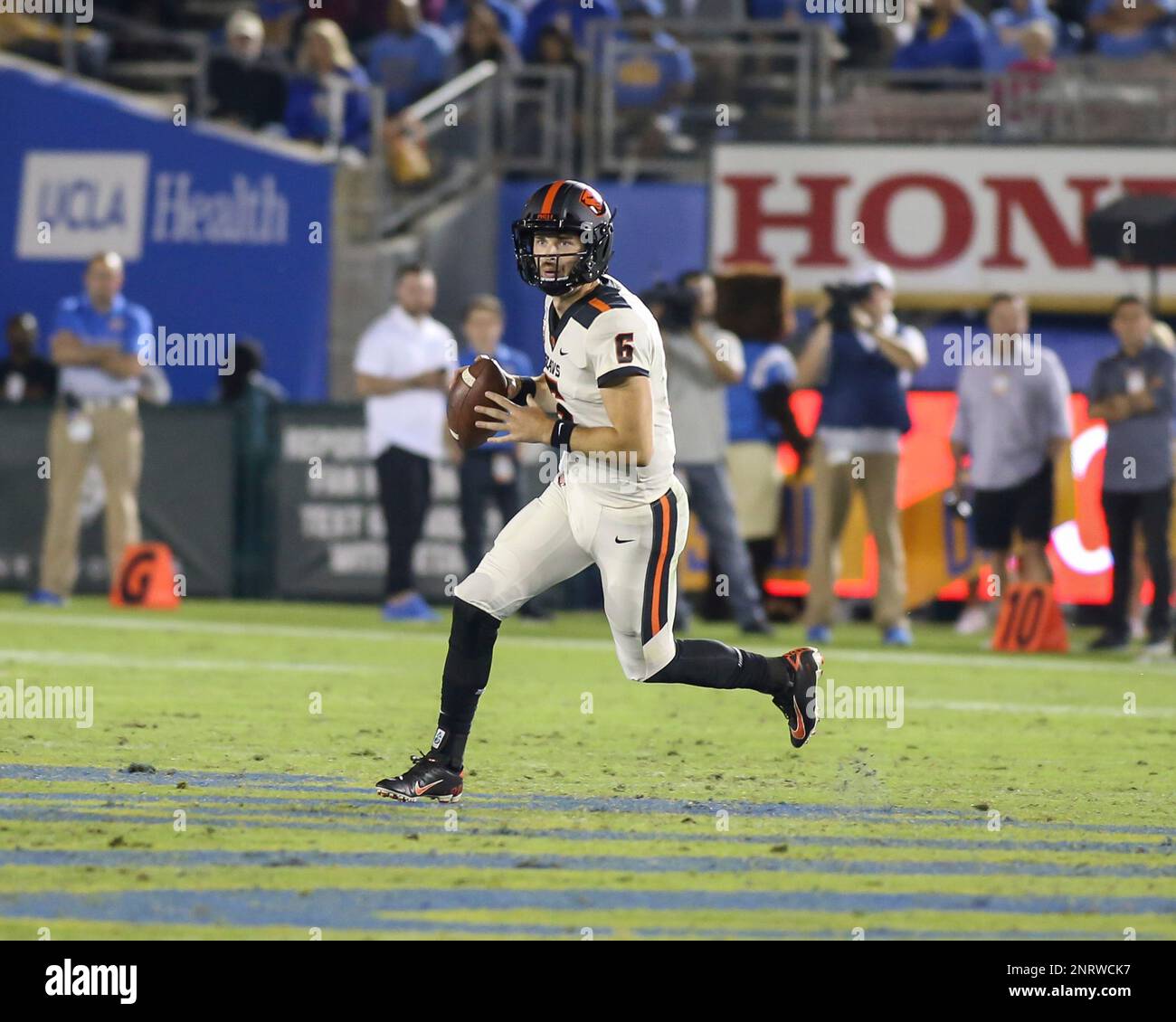 October 05, 2019 Pasadena CA,..Oregon State Beavers quarterback Jake ...