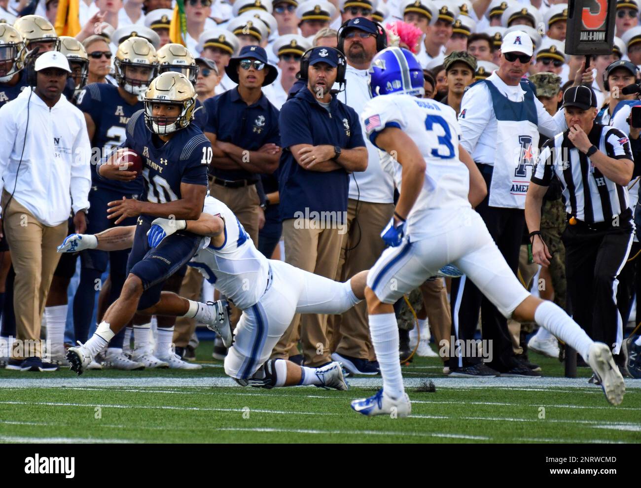 ANNAPOLIS, MD - OCTOBER 5: Navy Midshipmen quarterback Malcolm Perry ...