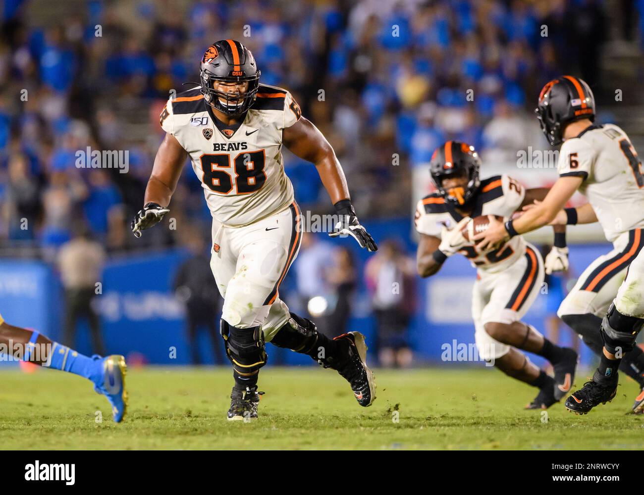 PASADENA, CA - OCTOBER 05: Oregon State Beavers offensive lineman ...
