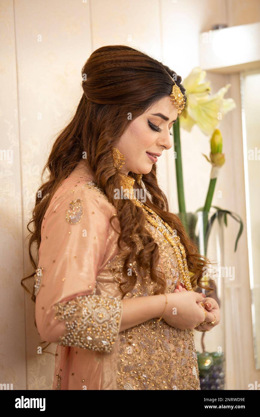 Indian bride dressed in traditional wedding clothes Stock Photo - Alamy