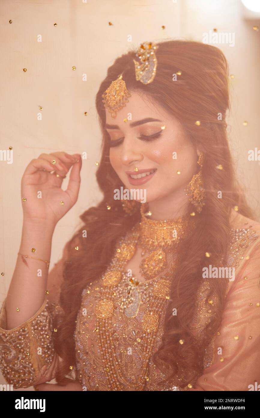 Woman pakistan smiling hi-res stock photography and images - Alamy