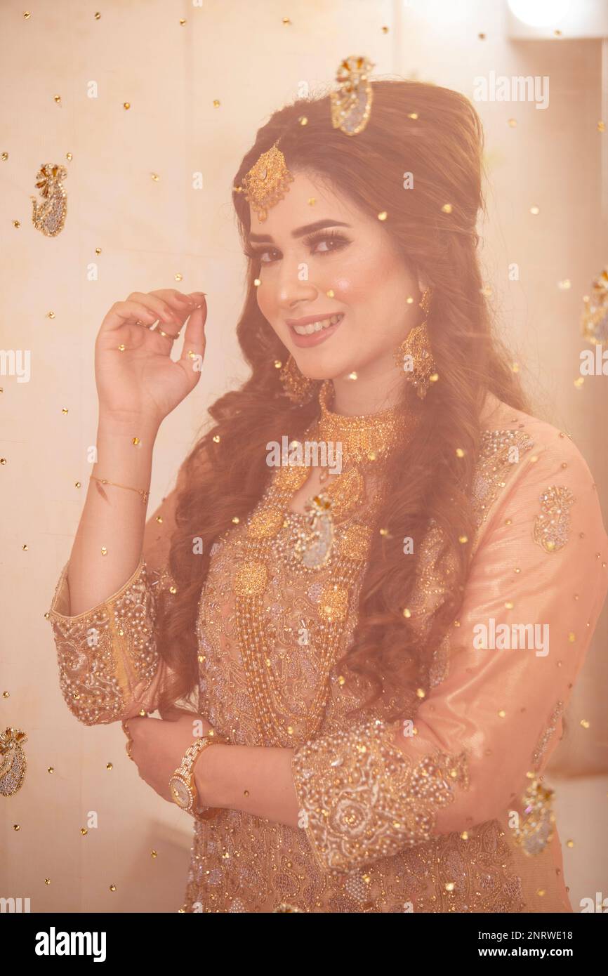 Indian bride dressed in traditional wedding clothes Stock Photo - Alamy