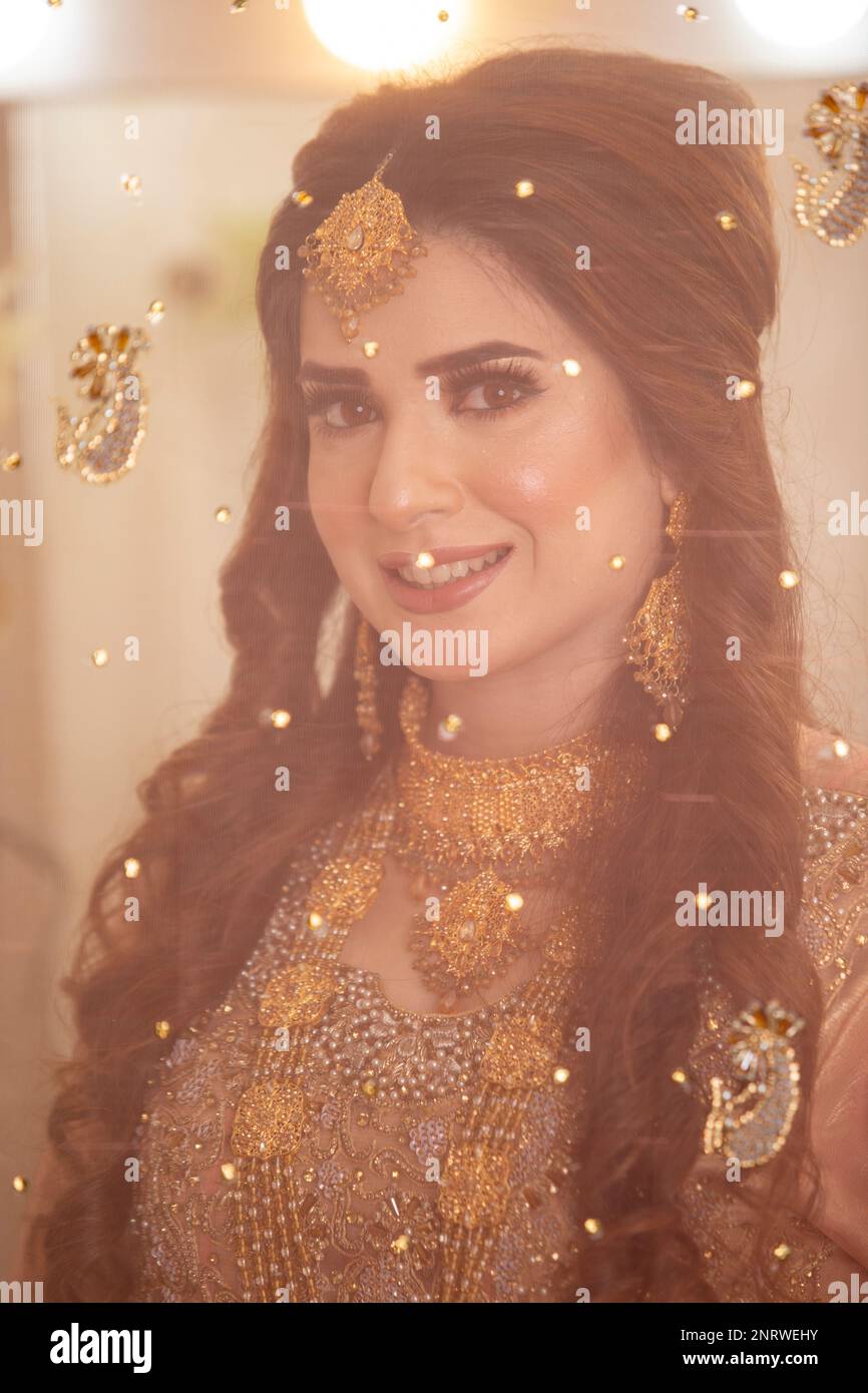 Indian bride dressed in traditional wedding clothes Stock Photo - Alamy