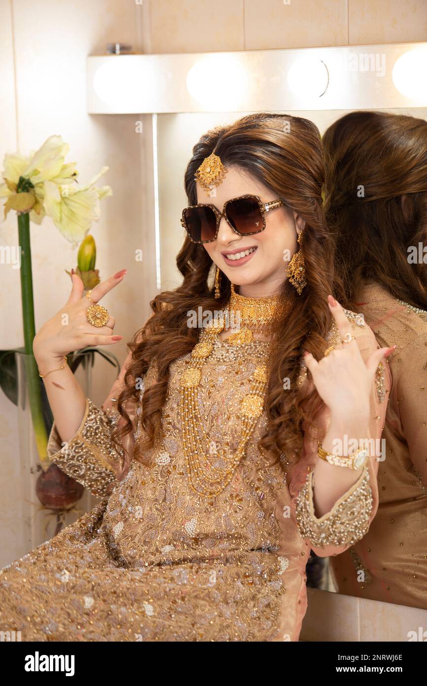 Indian bride dressed in traditional wedding clothes Stock Photo - Alamy