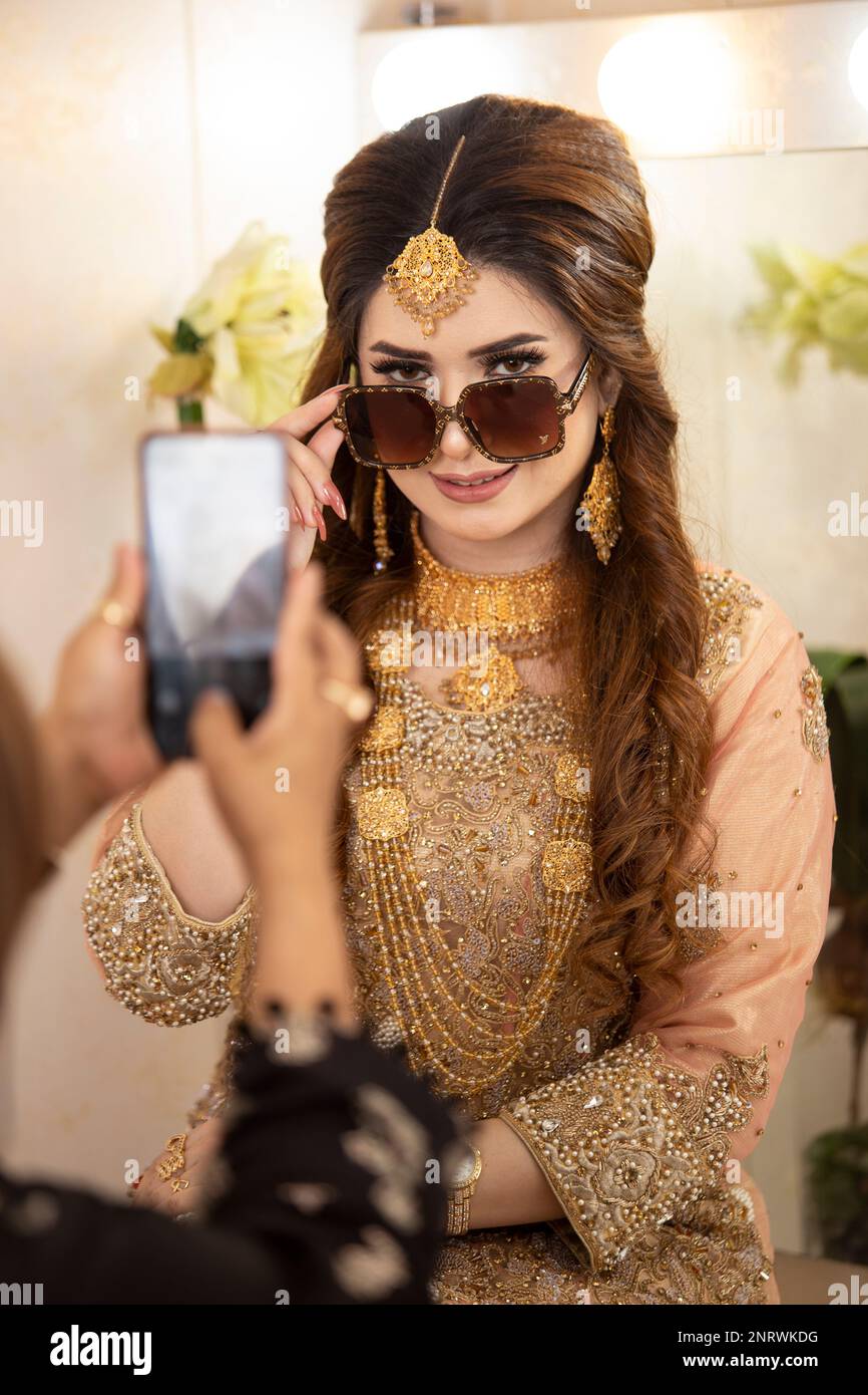 Indian bride dressed in traditional wedding clothes Stock Photo - Alamy