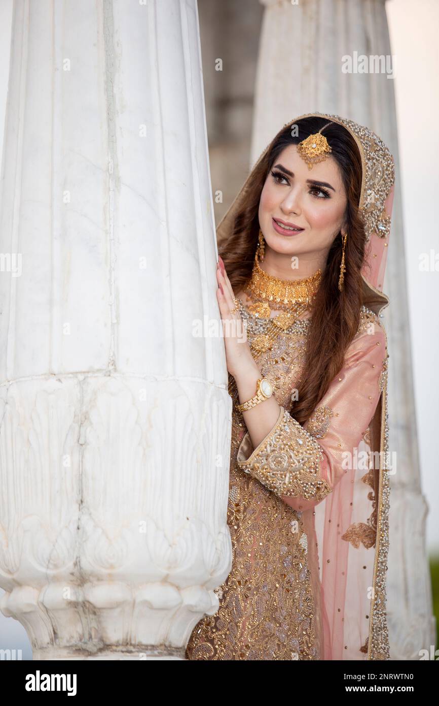 Indian bride dressed in traditional wedding clothes Stock Photo - Alamy