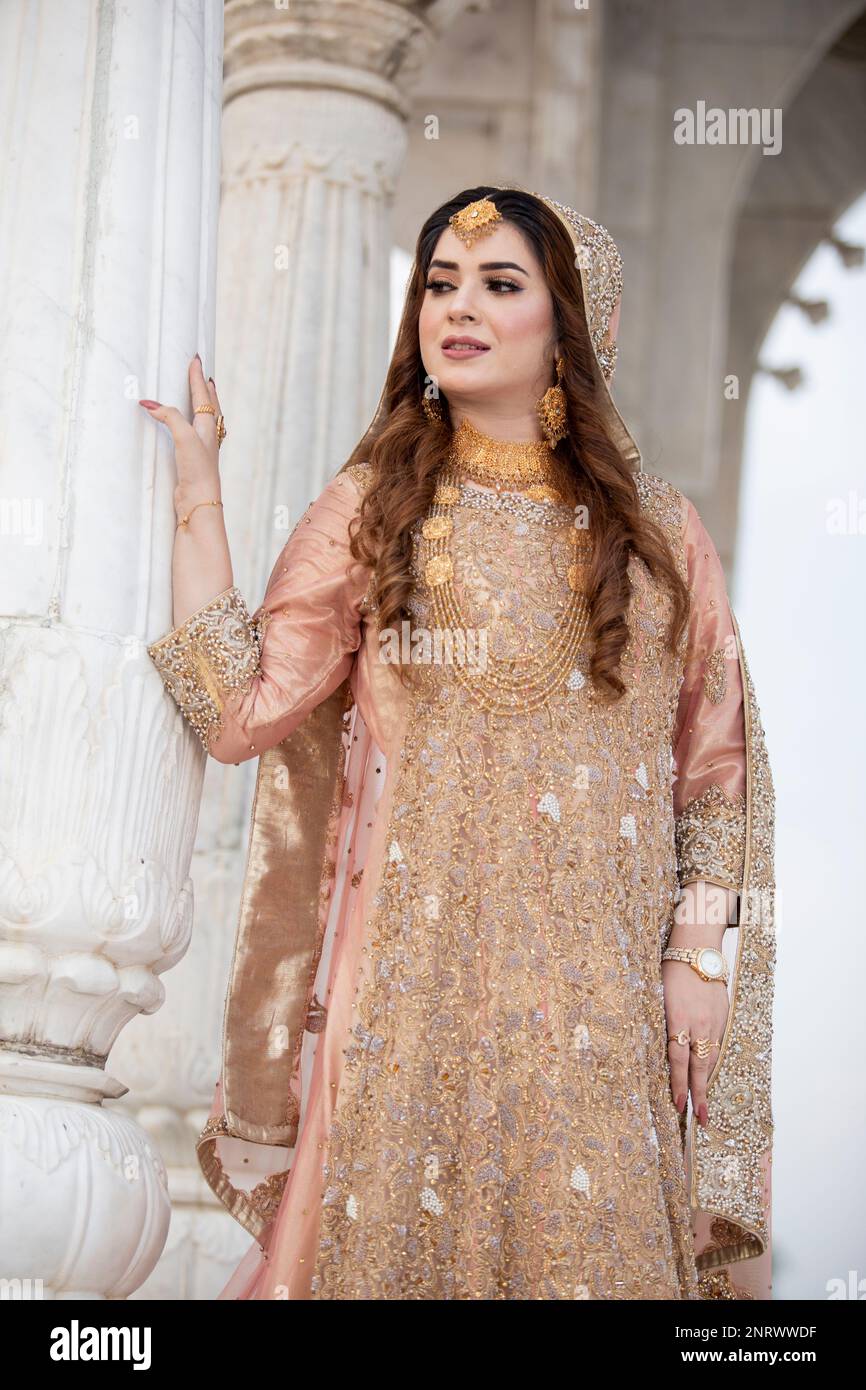Indian bride dressed in traditional wedding clothes Stock Photo - Alamy