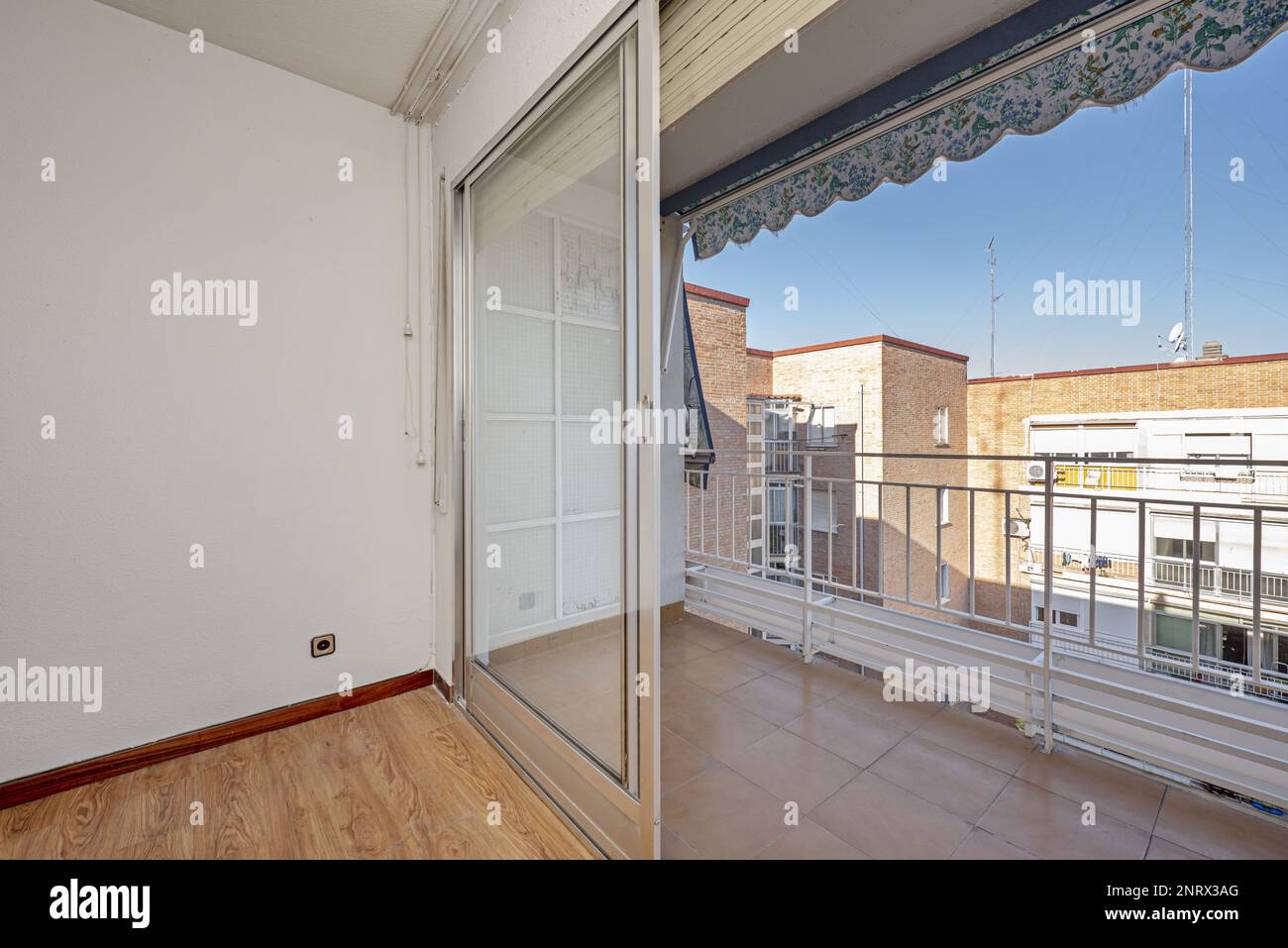 Living room of a white-walled house with a terrace with aluminum and ...