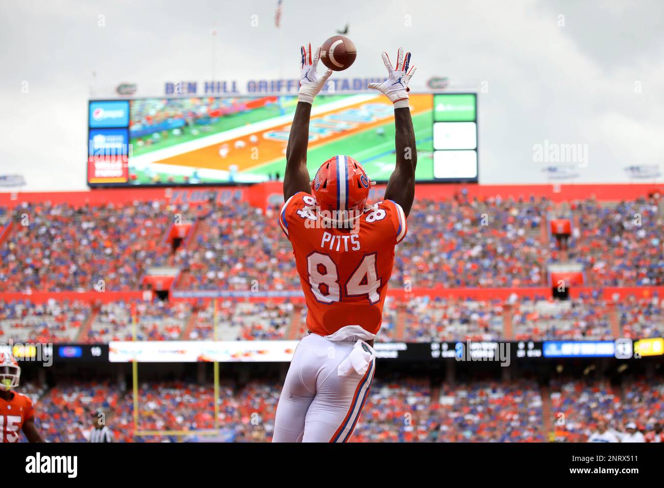 Florida Gators tight end Kyle Pitts (84) catches a touchdown pass ...