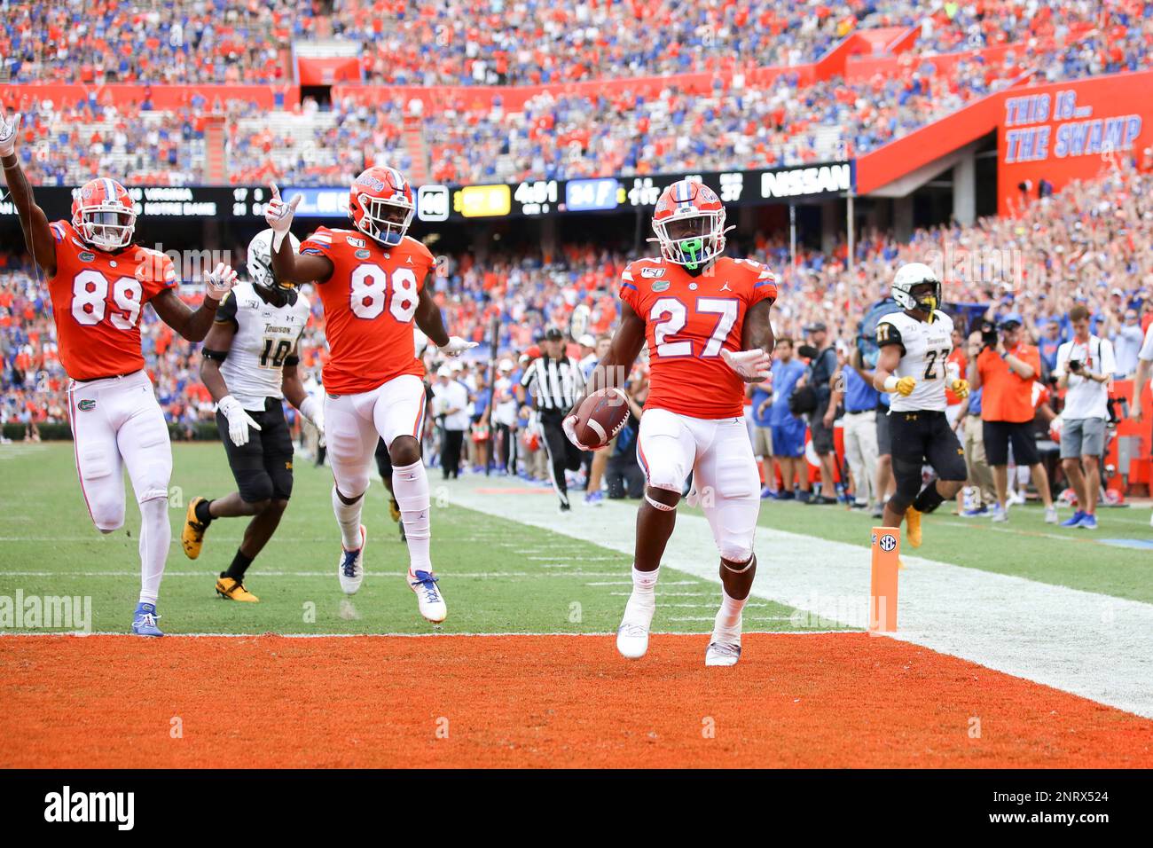 Florida Gators running back Dameon Pierce (27) scores a touchdown as ...