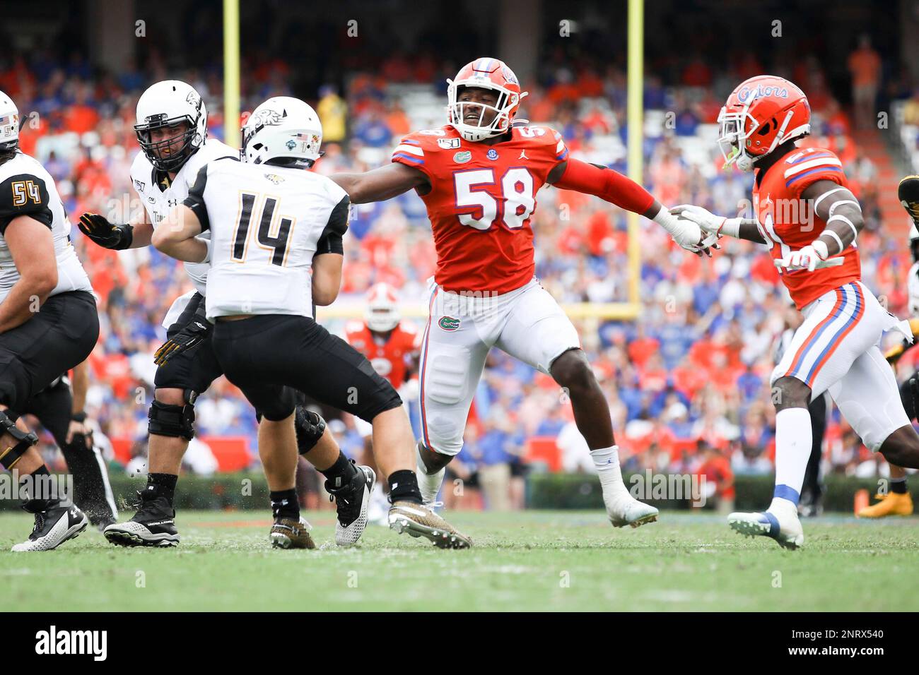 Florida Gators linebacker Jonathan Greenard (58) runs toward Towson ...