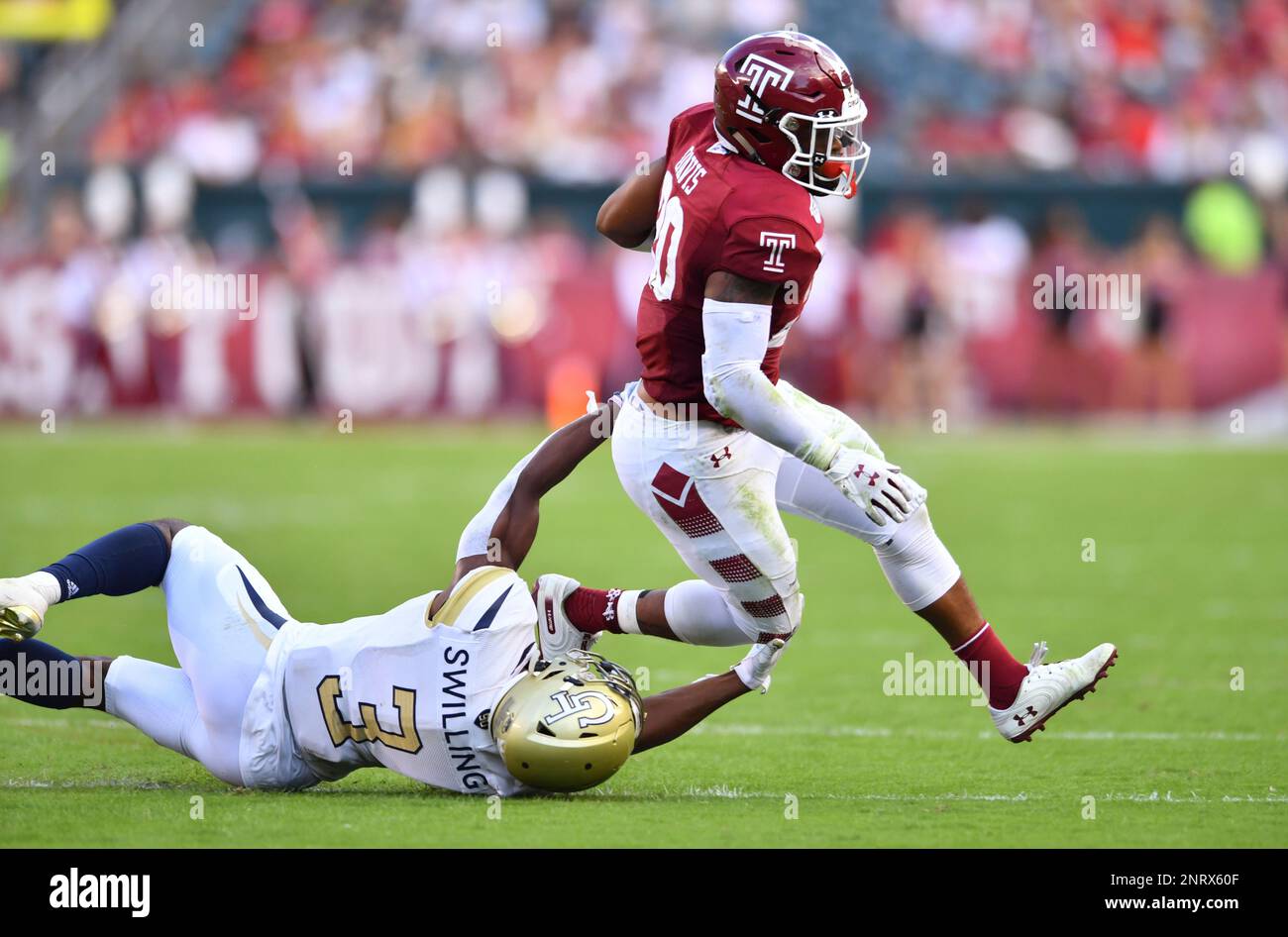 PHILADELPHIA, PA - SEPTEMBER 28: Temple RB Re'Mahn Davis (20) carries ...