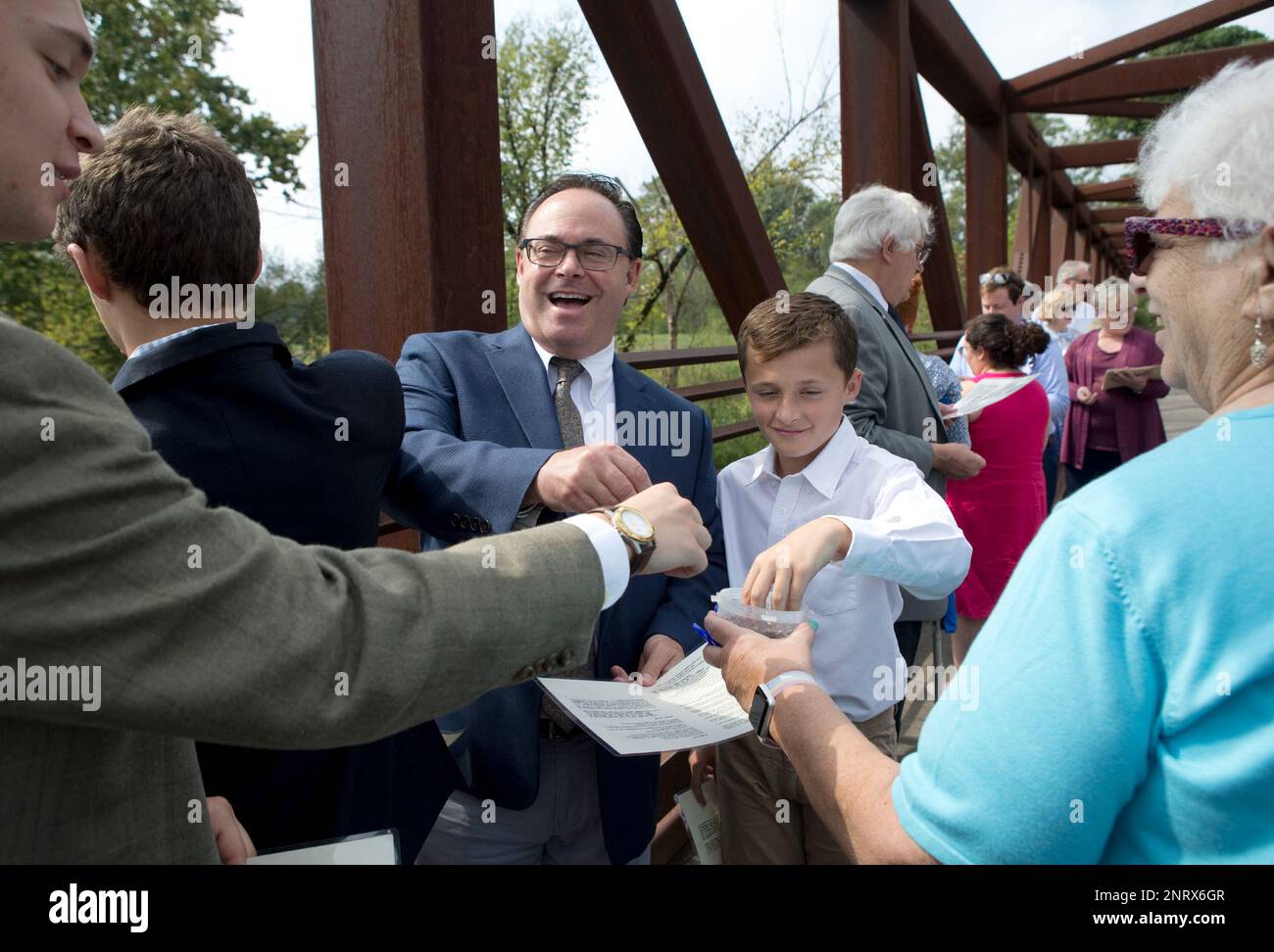 Rob Lichtenstein, center, and his son Oliver Lichtenstein, right, get ...