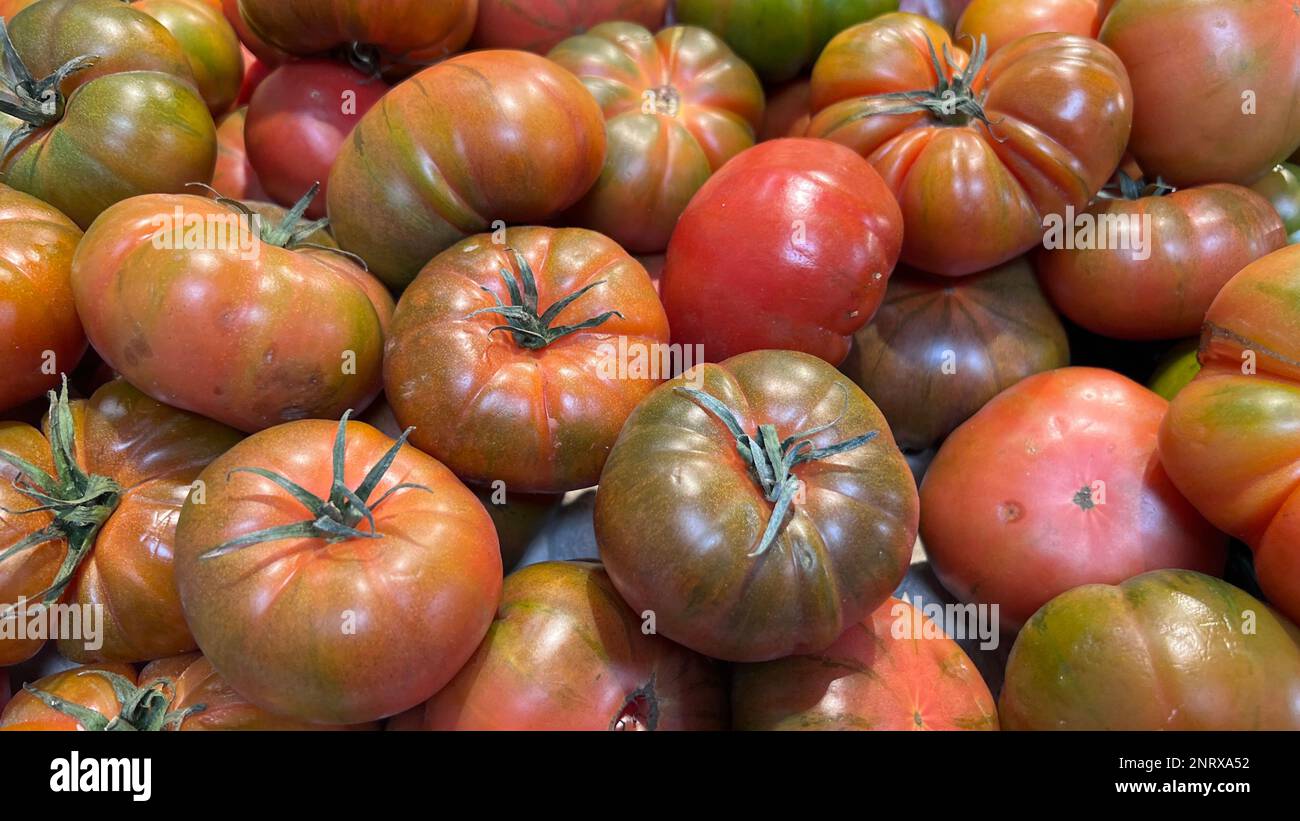 tomatoes exposed in the market Stock Photo - Alamy