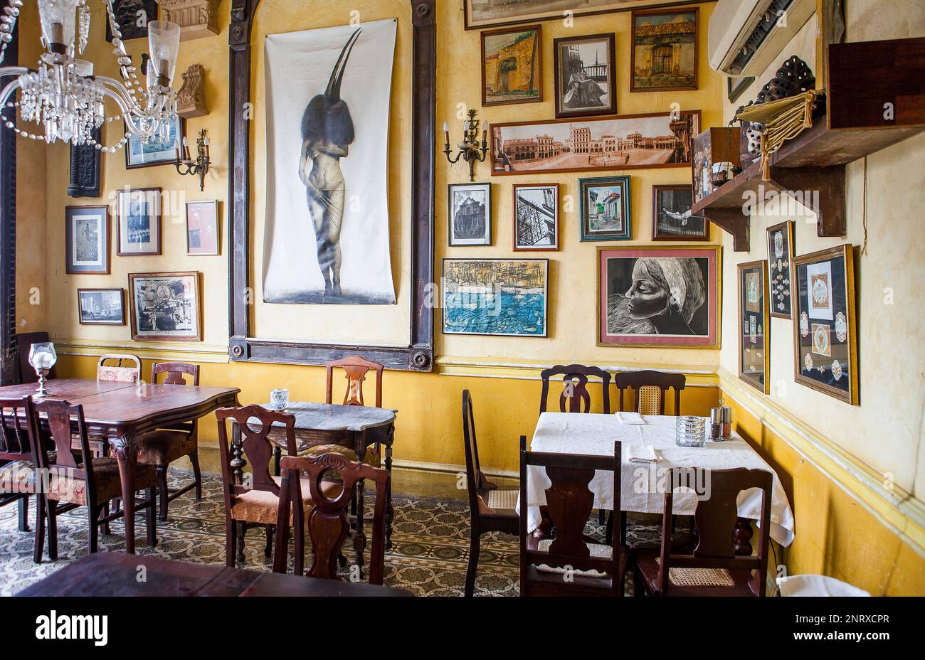 Paladar restaurant building hi-res stock photography and images - Alamy