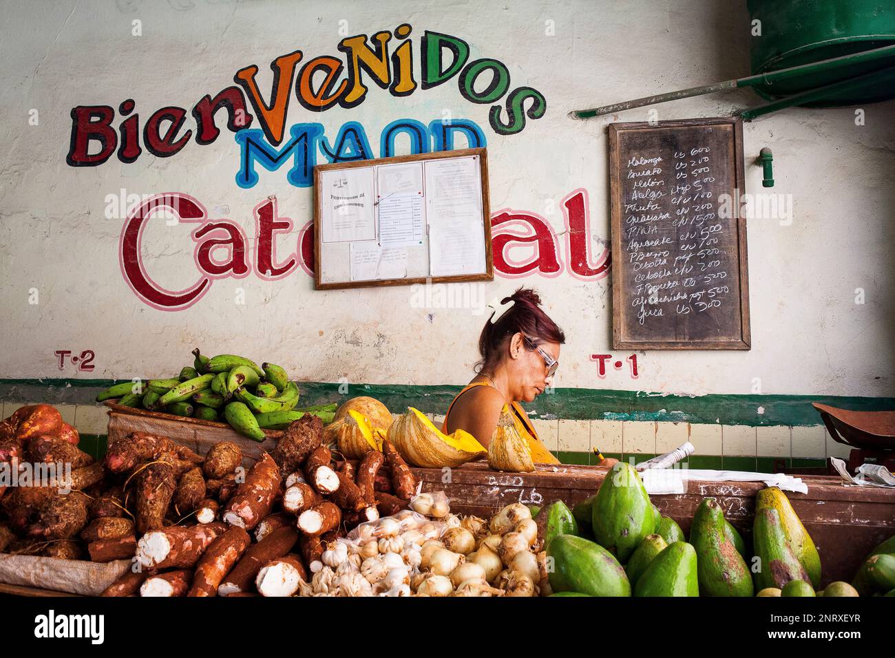 Fruit and vegetable market, Habana Vieja district, La Habana, Cuba ...