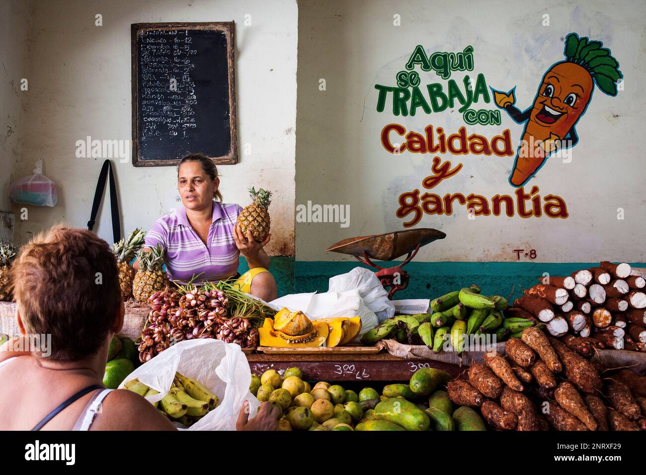 Fruit and vegetable market, Habana Vieja district, La Habana, Cuba ...