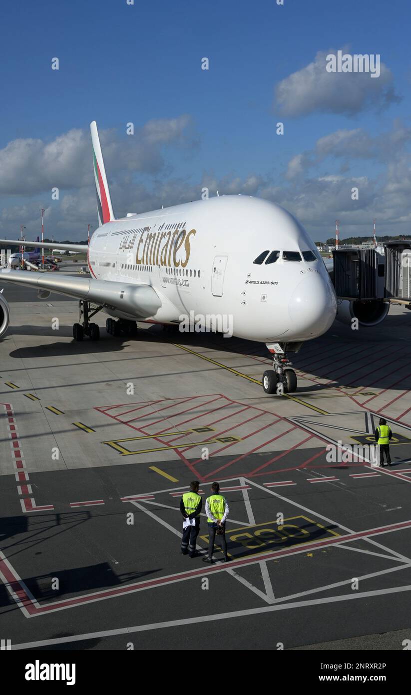 Airport ground staff emirates hi-res stock photography and images - Alamy