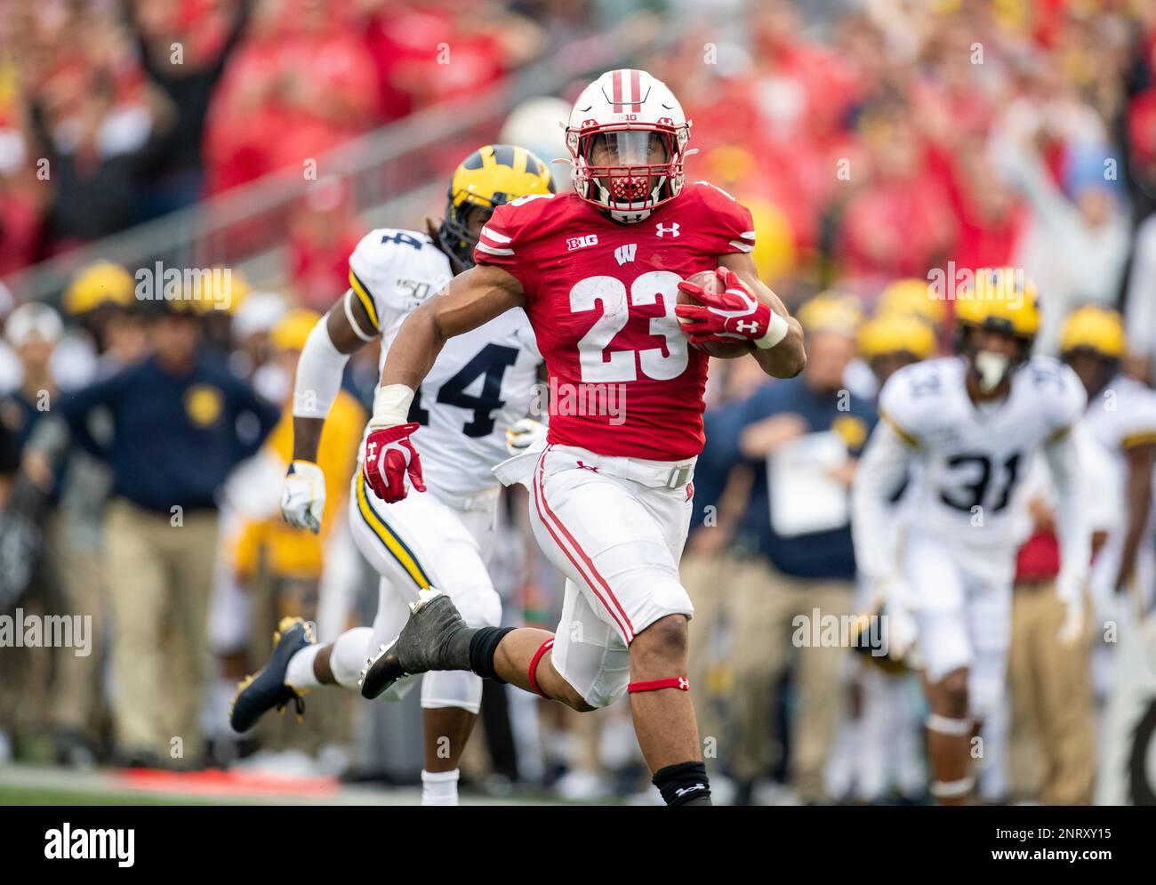 Wisconsin Badgers running back Jonathan Taylor (23) scores a touchdown ...