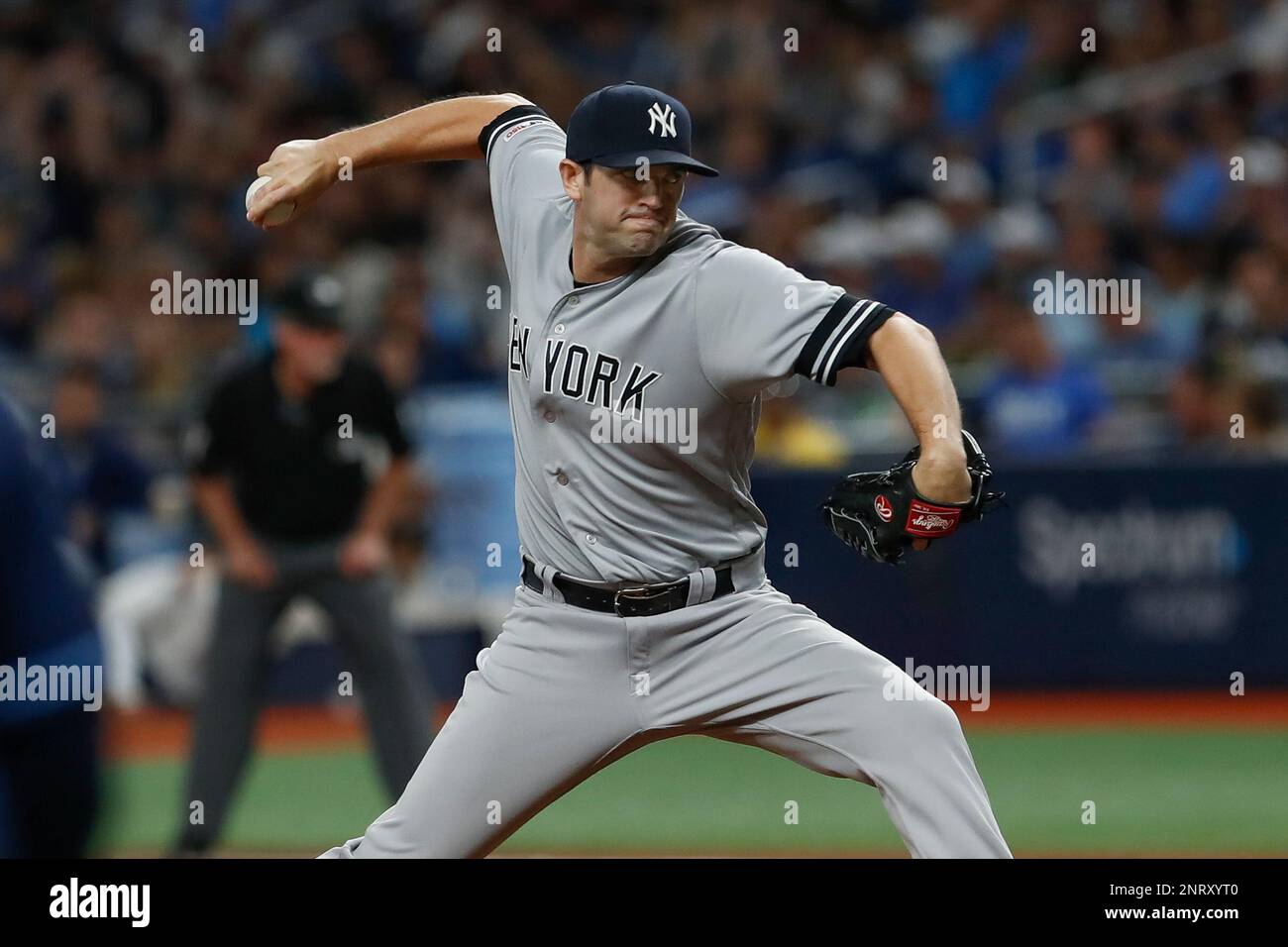 ST. PETERSBURG, FL - SEPTEMBER 25: New York Yankees relief pitcher Cory Gearrin (35) delivers a ...