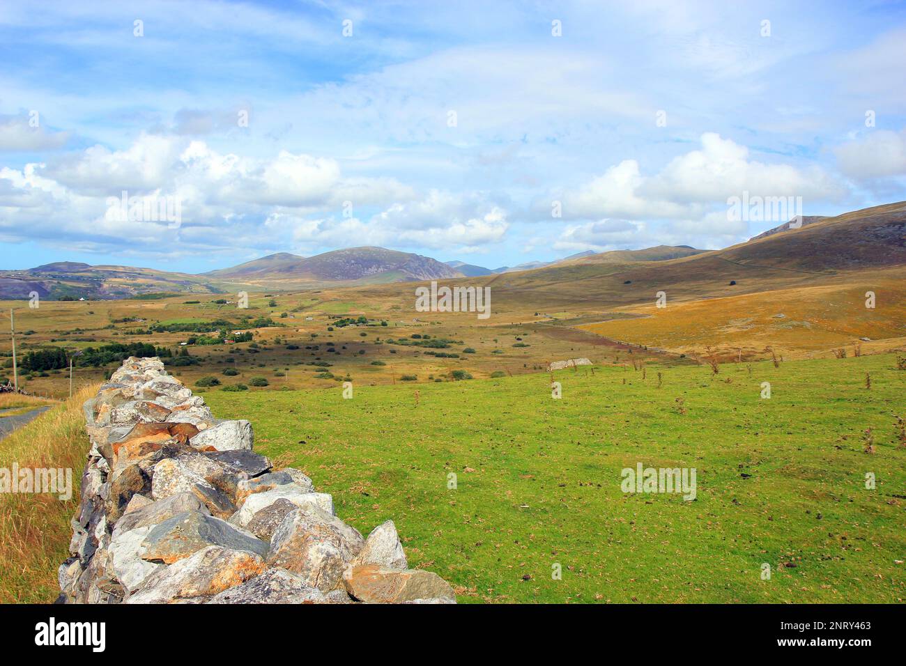 Scenic view of green fields and mountains in Snowdonia, North Wales ...