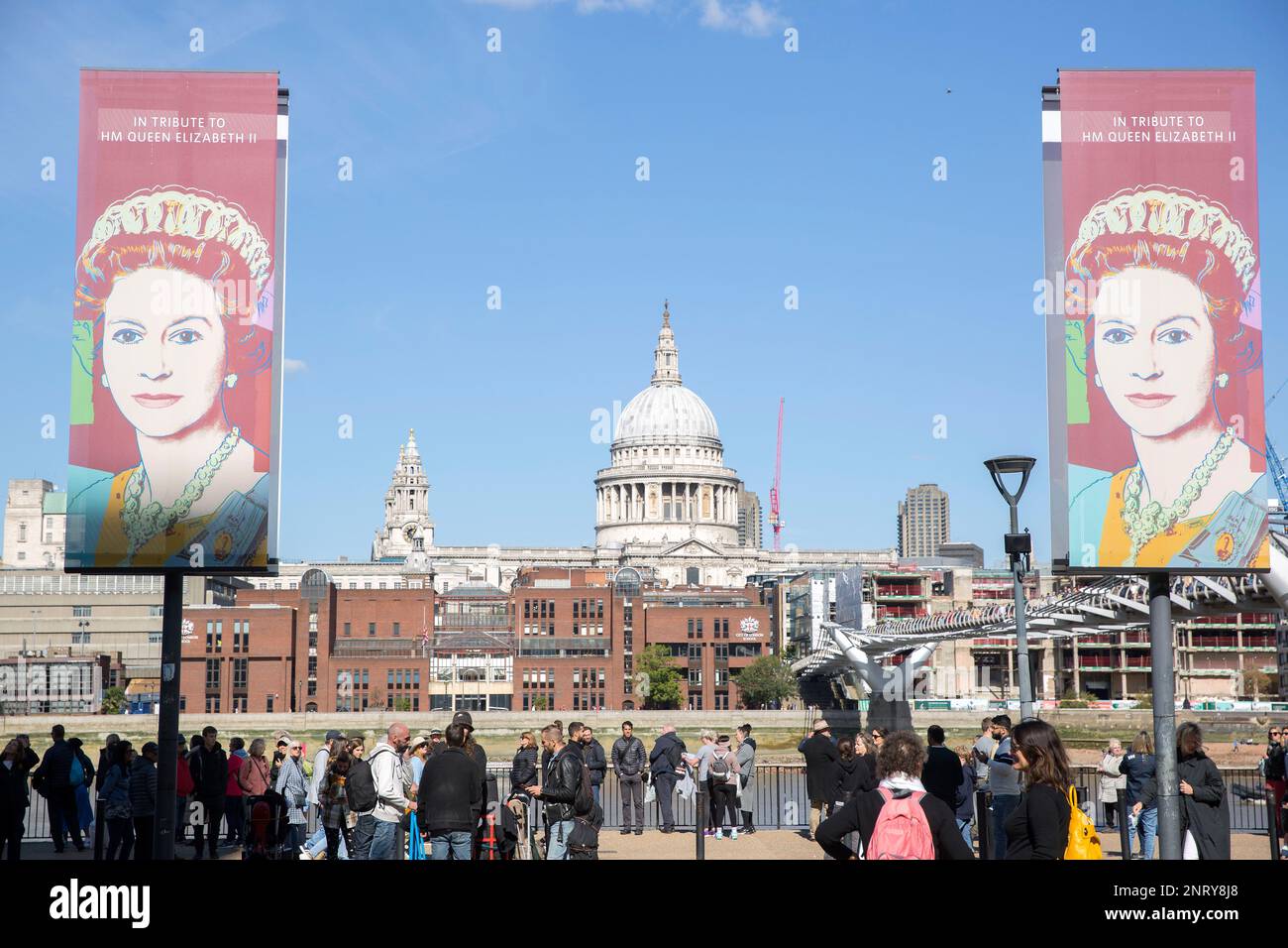 People queue and wait for the lying-in-state to pay their respects to ...