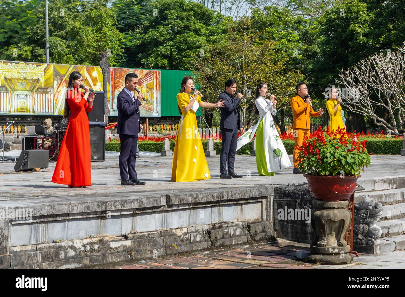 Vietnam hue traditional dress hi-res stock photography and images - Alamy