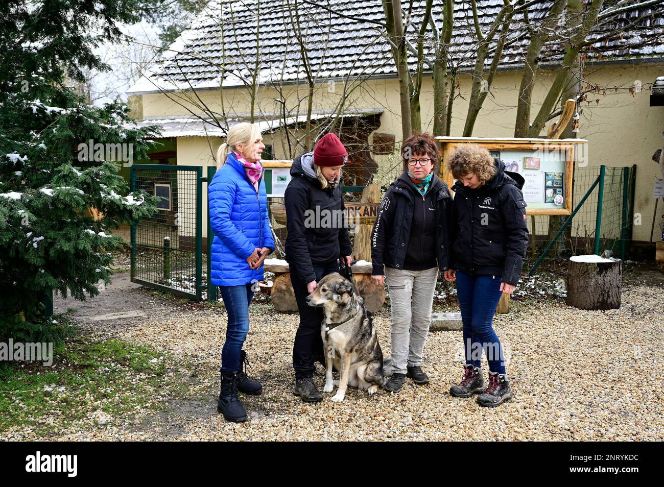 Moderatorin Uta Bresan, Melanie Reiche, Tierheim-Chefin Rosi Zille ...