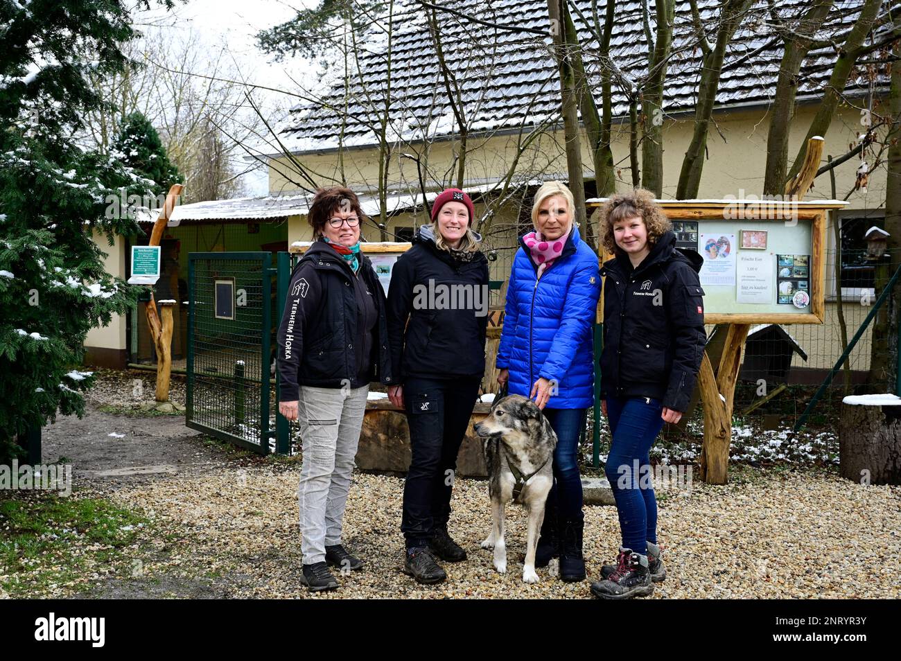 Tierheim-Chefin Rosi Zille, Melanie Reiche, Moderatorin Uta Bresan und Jenny Herkert bei ...