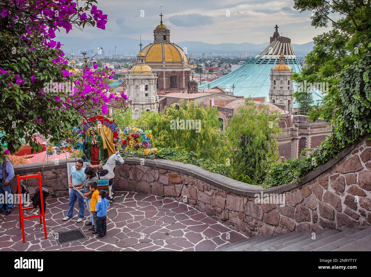 Basilica de la virgen de guadalupe hi-res stock photography and images ...