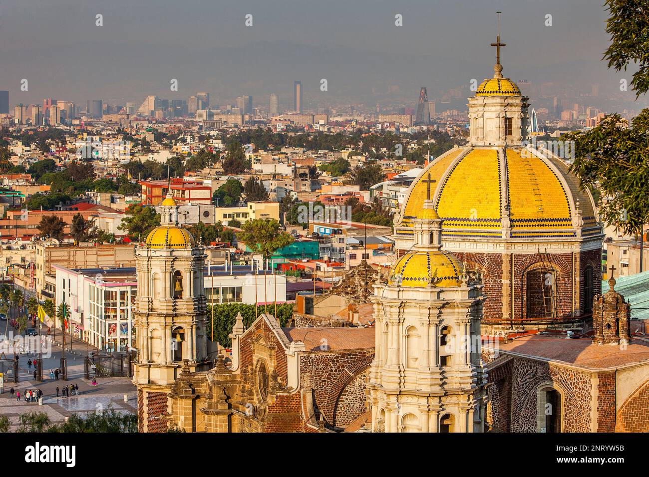 Basilica de la virgen de guadalupe hi-res stock photography and images ...