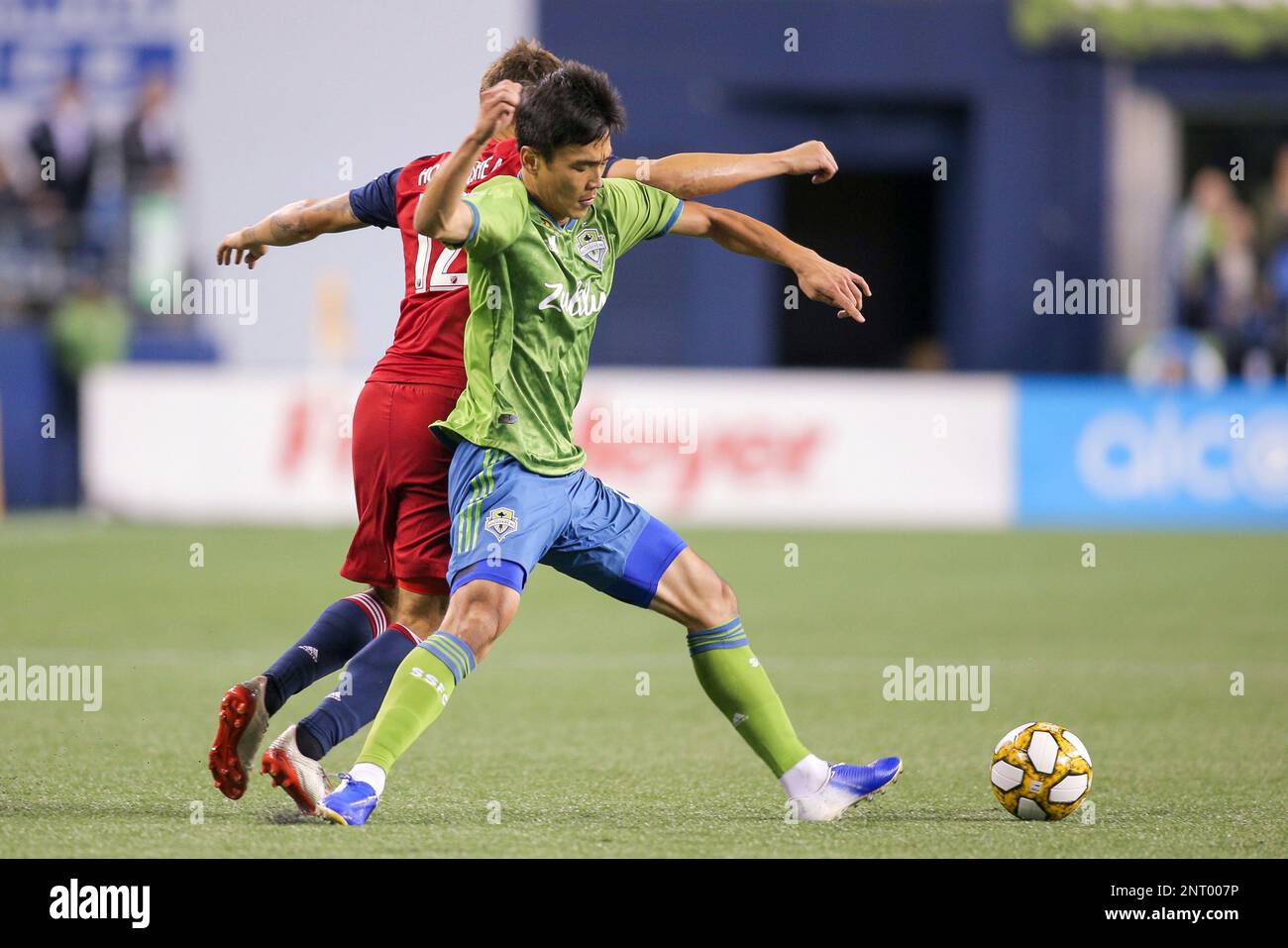 Seattle Sounders midfielder Kim Kee-Hee (20) boxes out FC Dallas ...