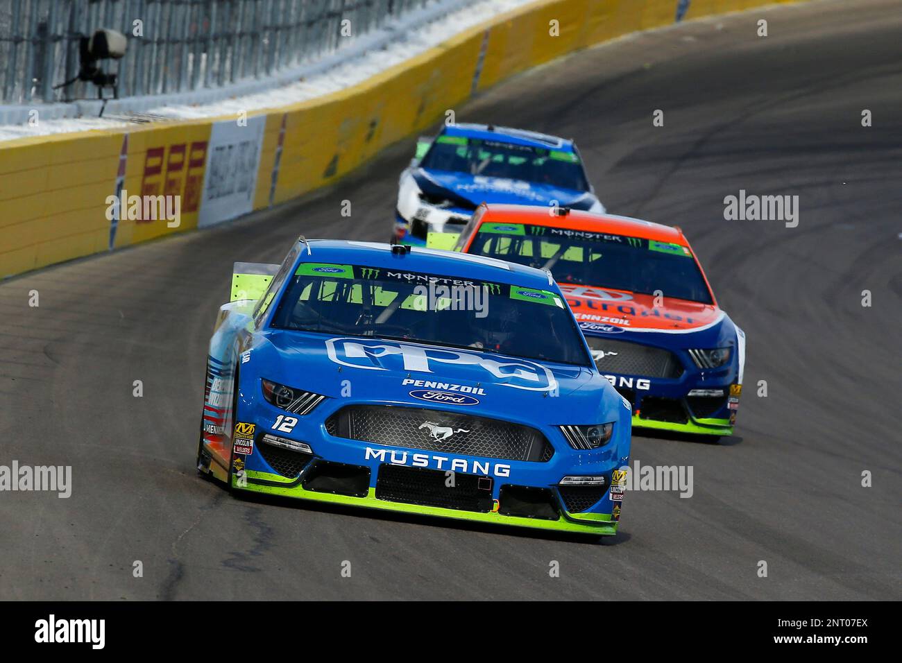 #12: Ryan Blaney, Team Penske, Ford Mustang PPG and #2: Brad Keselowski ...