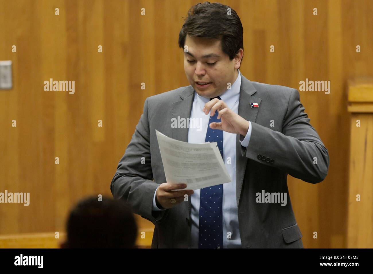 Assistant District Attorney Art Teniente makes his opening statement to ...
