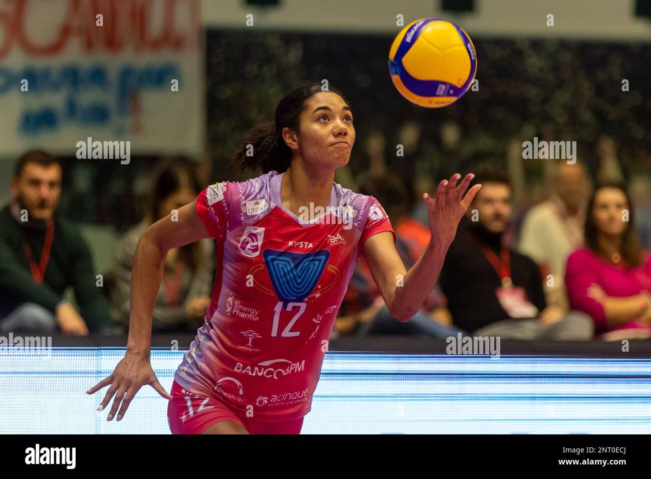 Jordan Thompson (Vero Volley Milano) at service Stock Photo - Alamy