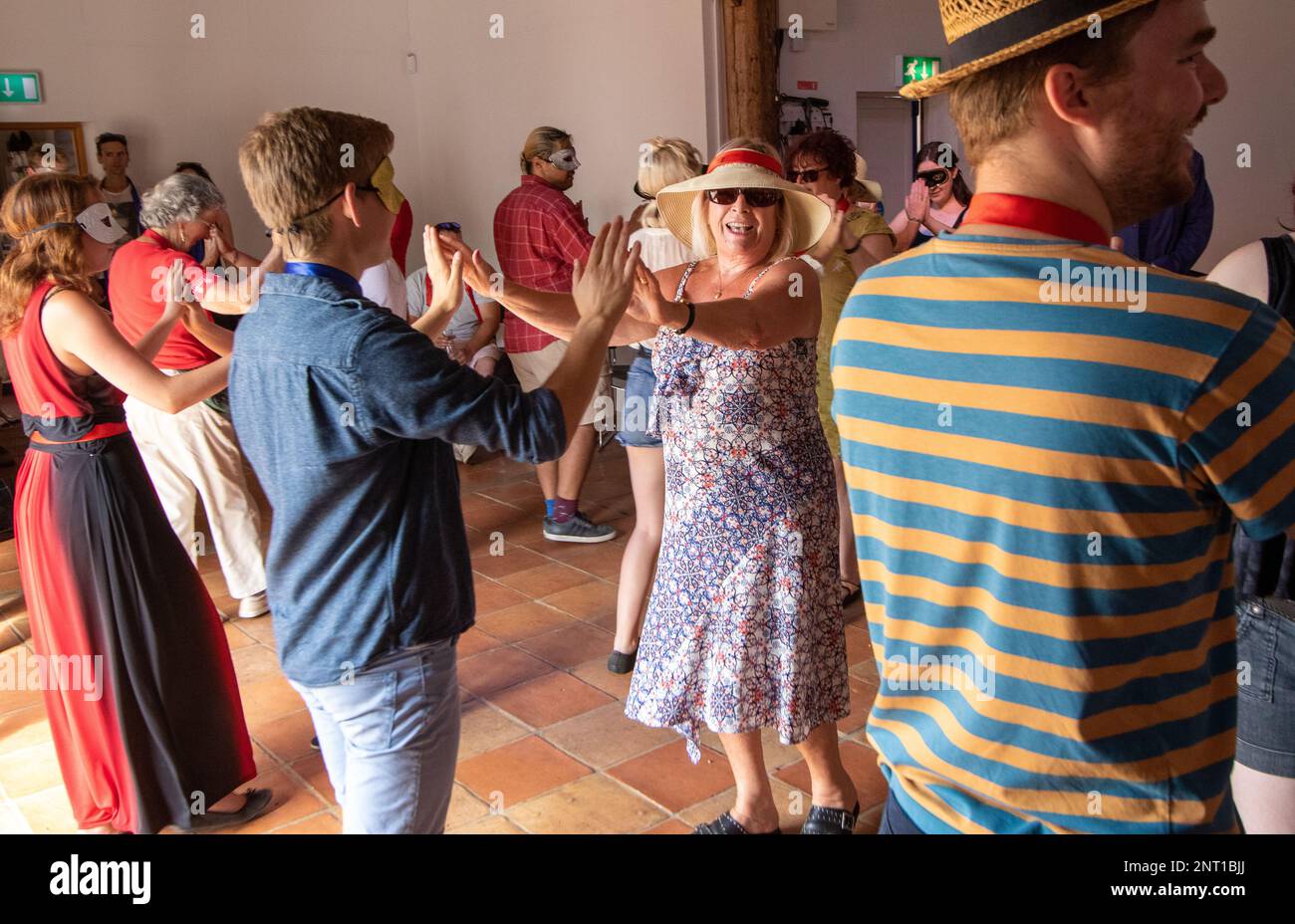 Man and woman dancing on promenade hi-res stock photography and images ...