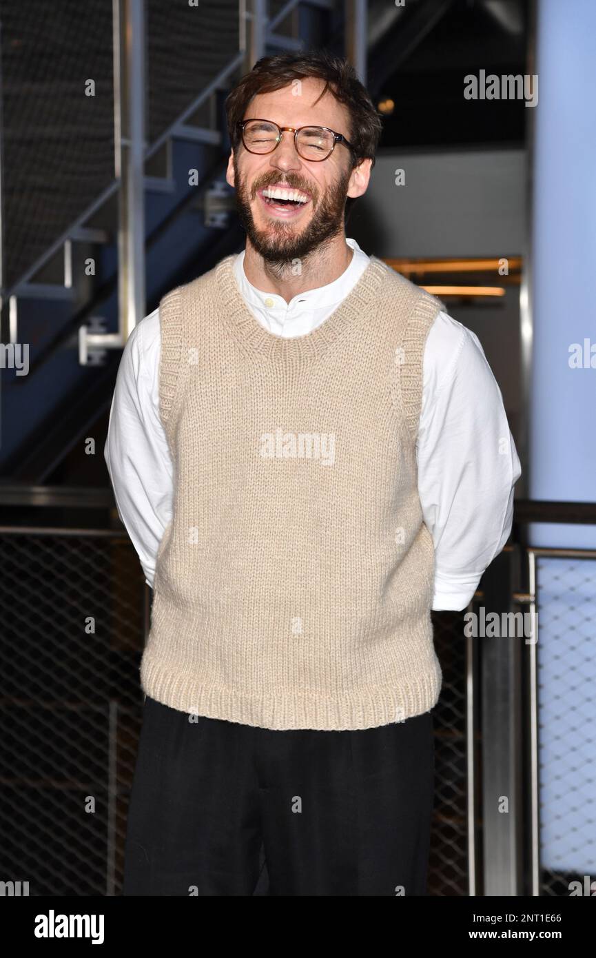 Sam Claflin of ‘Daisy Jones & the Six’ visits the Empire State Building ...