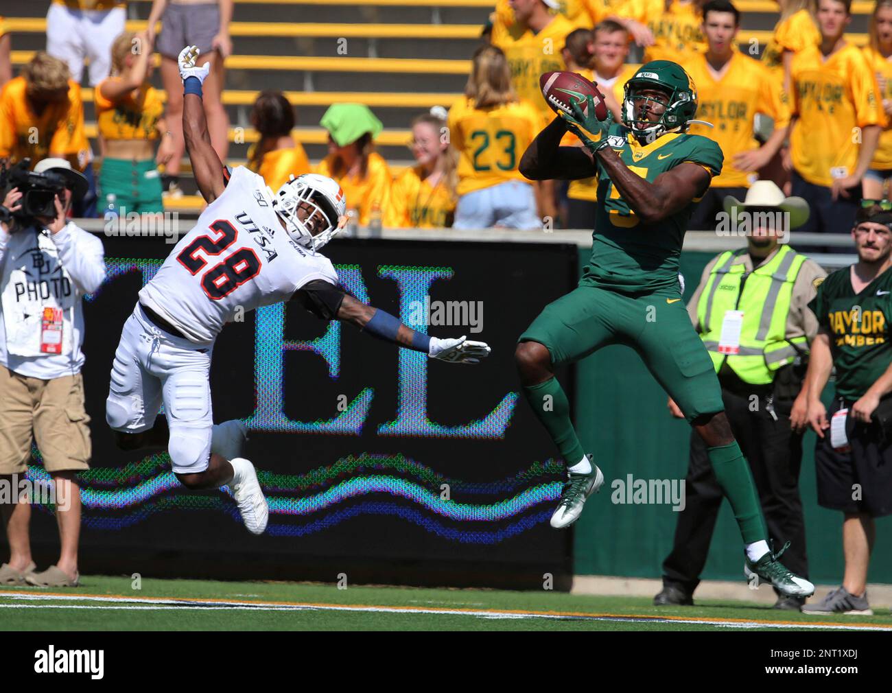 Baylor wide receiver Denzel Mims, right, pulls down a touchdown pass ...