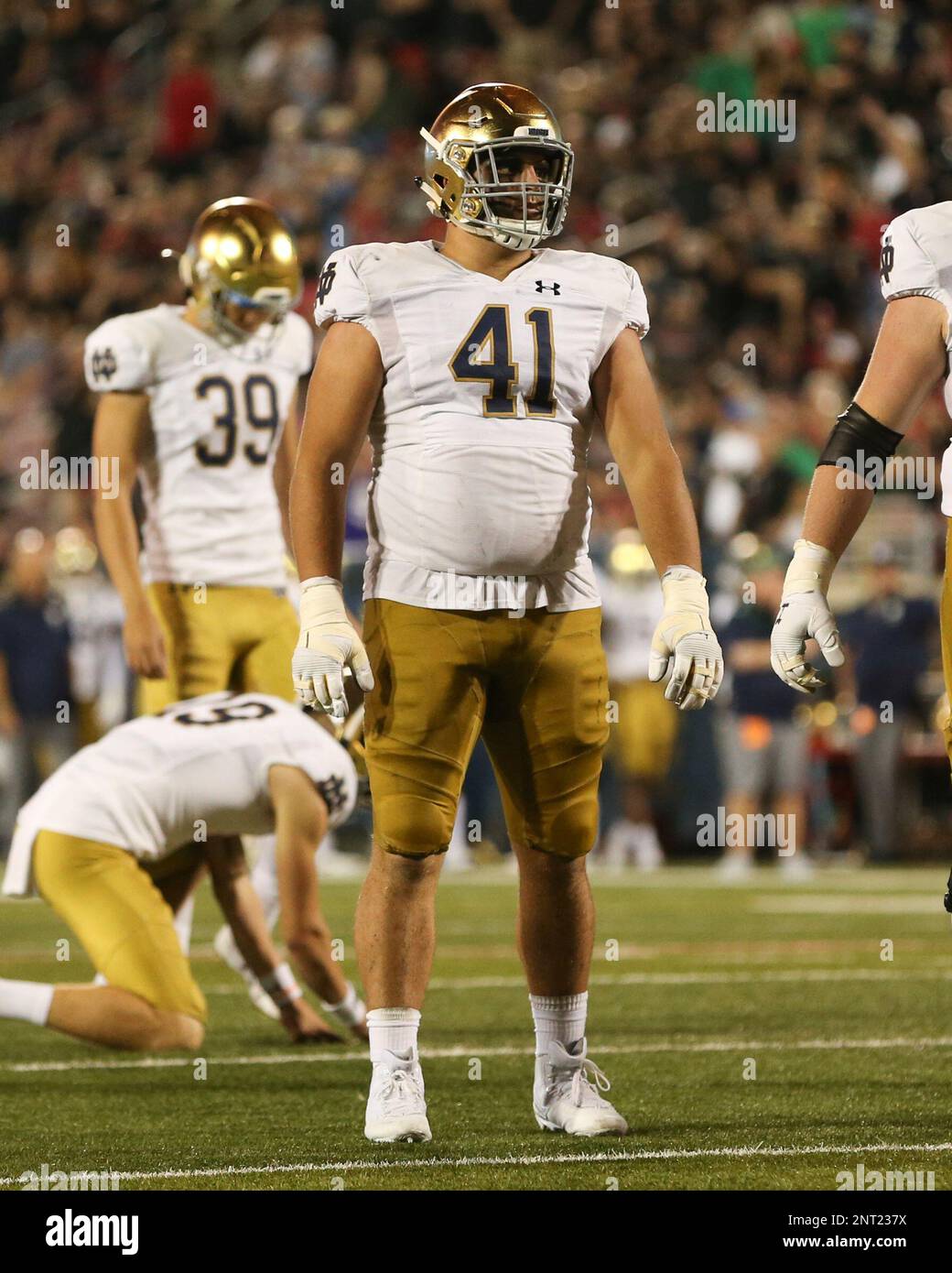 LOUISVILLE, KY - SEPTEMBER 02: Notre Dame Fighting Irish defensive ...